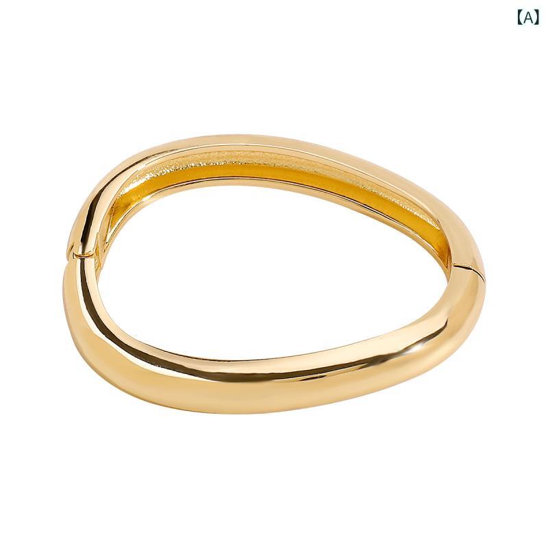 ・カテゴリ: 手元用アクセサリー・スタイル: 文芸レトロ・対象: 女性・素材: 合金・表面加工: 電鍍・形状: 不規則・デザイン要素: 幾何学模様・カラー展開: ゴールド、ホワイトK・商品サイズ: 約14×9×1cm・重さ: 約38.9g