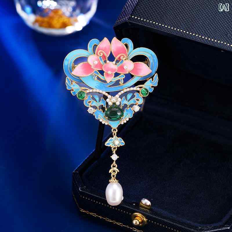 ・カテゴリ: ブローチ・スタイル: レトロ・モチーフ: 蓮・対象: 女性・素材: 銅・加工方法: 電鍍・機能: 装飾、多機能、贈答用、露出防止、固定・カラー展開: ブルー、グリーン