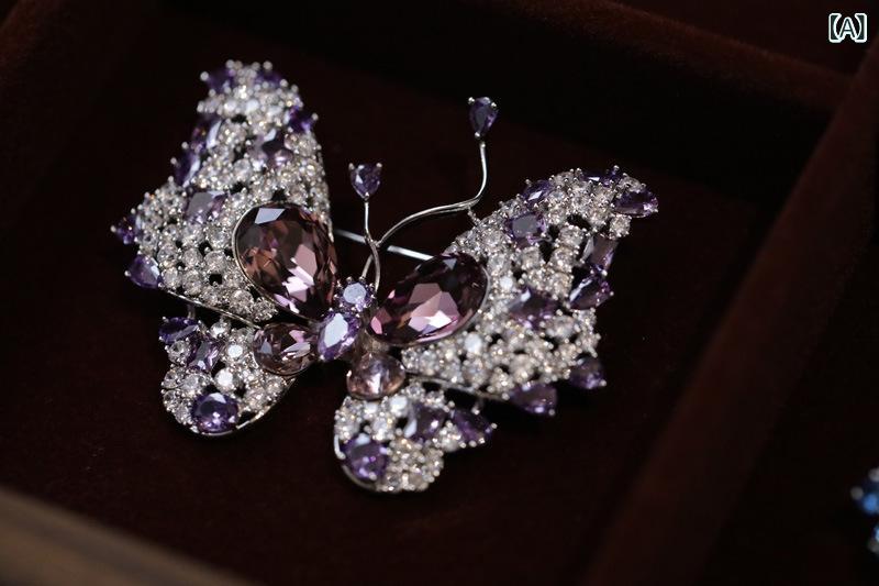 ・カテゴリ: ブローチ・素材: 銅・加工技術: マイクロセッティング・柄: バタフライ・カラー展開: 紫水晶バタフライ、青水晶バタフライ、赤水晶バタフライ・スタイル: ライトラグジュアリー・スタイル分類: ファッション通勤・対象: 男女兼用...