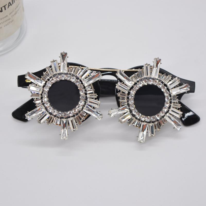 ・レンズ透過率: 1類 (薄色サングラス)・フレーム構造: フルリム・カラー: ブラック・レンズ素材: 樹脂・フレーム素材: プラスチック、金属・フレーム形状: ラウンド・スタイル: レトロ