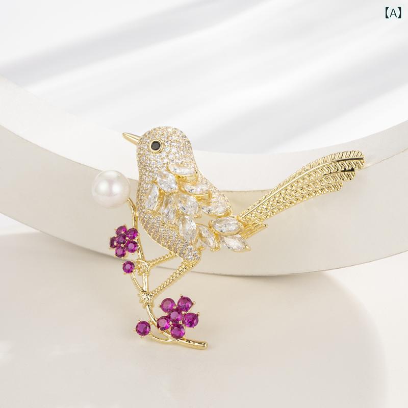 ・カテゴリ: ブローチ・主な素材: 銅・スタイル: 中国風、文芸レトロ・デザイン: カササギ・モチーフ: 動物・デザイン要素: 鳥・加工方法: マイクロセッティング・カラー展開: ゴールド＋ホワイトジルコニア、ゴールド＋イエロージルコニア・...