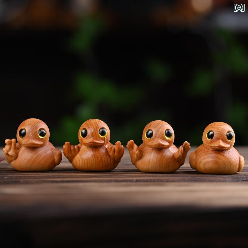 ・素材: 崖柏・カテゴリ: キャラクターグッズ・スタイル: キャラクター風・種類展開: 崖柏小黄鴨セット（4個組）、崖柏中指アヒル、崖柏なすアヒル、崖柏OKアヒル、崖柏小黄アヒル、崖柏中サイズアヒル、崖柏大サイズアヒル・用途: 観光記念、卒...