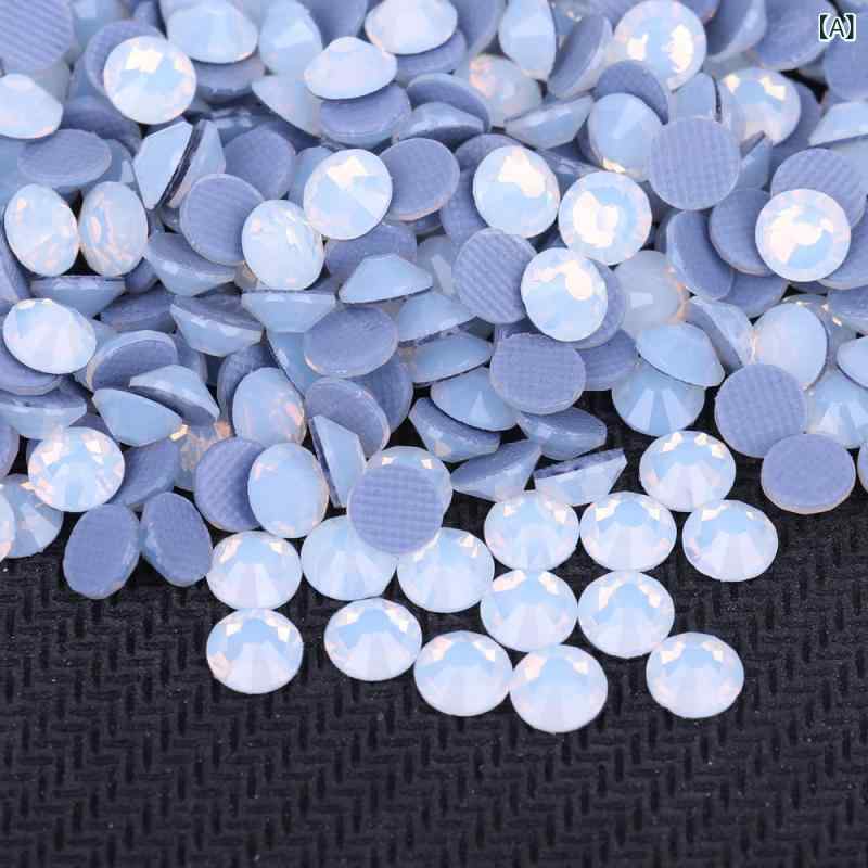 ・種類: ラインストーン・材質: ガラス・加工方法: メッキ加工・カラー展開: オパールホワイト、オパールピンク、オパールグリーン、オパールブルー、オーロラホワイト、クリアホワイト、ポーセリンホワイト、ポーセリンイエロー・サイズ: SS6 ...