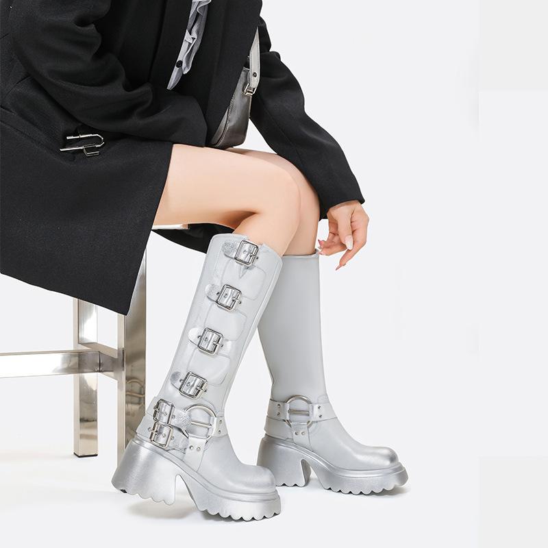 ・カテゴリ: 騎士ブーツ・性別: レディース・スタイル: ウエスタン・つま先形状: ラウンドトゥ・ヒール形状: チャンキーヒール・ヒール高さ: 3-5cm・筒丈: ロング・履き方: プルオン・柄: 無地・デザイン: メタル・アッパー素材: ...