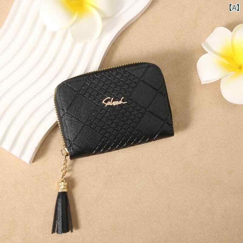 ・主な素材: PVC・柄: 無地・性別: レディース・スタイル: シンプル・カラー展開: ブラック、ピンク、レッド、ブラウン、ブルー・用途: 日常使い・形状: 二つ折り・裏地素材: 合成皮革・デザイン要素: 英字