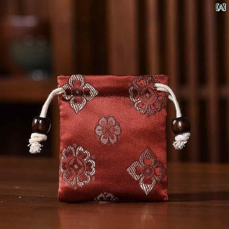 2個セット・主な素材: 布・用途: 宝飾品包装・形状: 巾着袋・カラー展開: ダークレッド、ネイビー、オレンジ、ブラック・柄: 四つ葉のクローバー・サイズ展開: 約7x8cm、約10x12cm、約13x15cm
