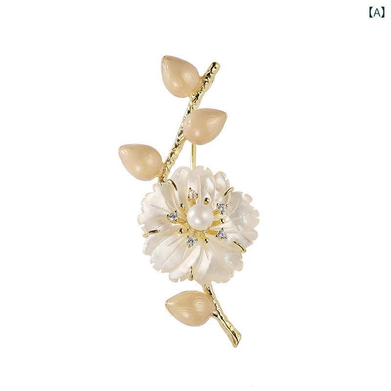 ・種類: 胸針・対象: 女性・スタイル: ナチュラル・テイスト: スイート・: 花・モチーフ: 桃の花・主な素材: 銅・装飾素材: 貝殻、パール・カラー展開: 金白貝珠、金白淡水パール、金空托
