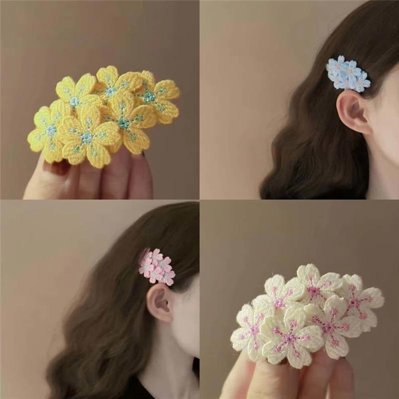 ・カテゴリ: ヘアアクセサリー・スタイル: BBクリップ・主な素材: 布・加工: ・対象: 女性用・スタイル: リゾート風・サブスタイル: フレッシュスイート・モチーフ: ツバキ・柄: 花柄・カラー展開: ピンク、ブルー、イエロー、オフホワイト