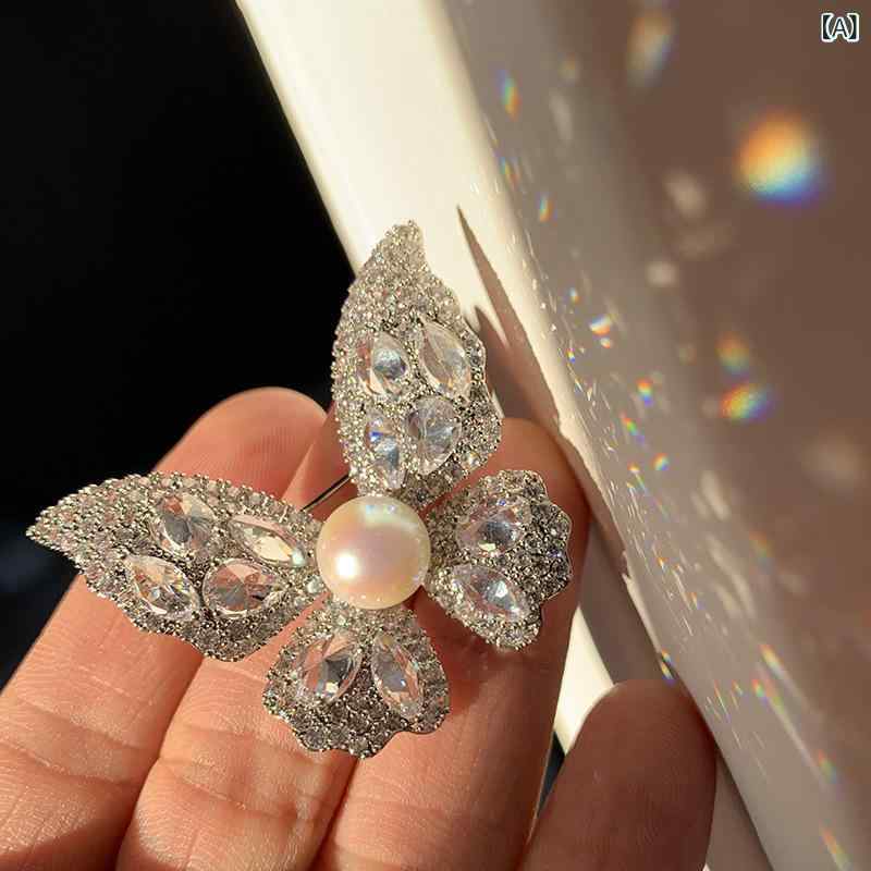 ・カテゴリ: ブローチ・素材: 銅・スタイル: 女性用・加工: 電鍍・: 蝶・機能: 装飾・風格: おしゃれ・対象: 男女兼用・カラー展開: 銀白貝珠蝶、金白貝珠蝶、銀灰貝珠蝶、金紅白貝珠・モチーフ: 動物