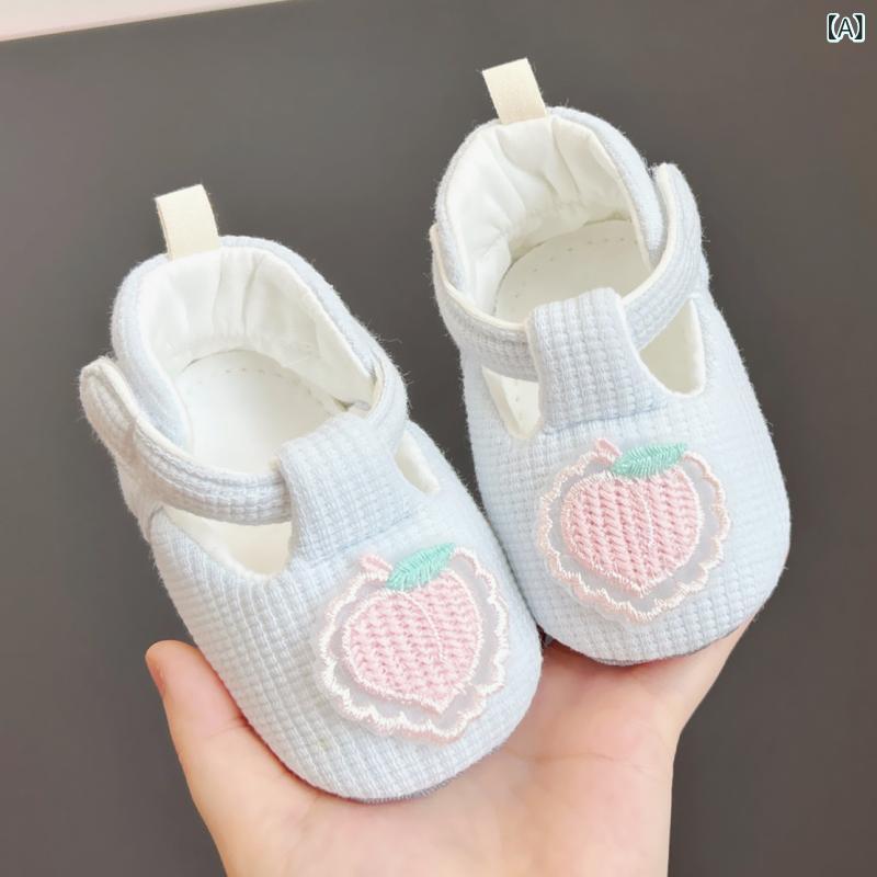 ・カテゴリ: 布靴・スタイル: かわいい・主な素材: 綿・靴底素材: ゴム粒・カラー展開: ブルー、ピンク、ミルクホワイト・サイズ展開: S(0-6ヶ月)、M(6-12ヶ月)、L(12-18ヶ月)・対象: 女の子・機能: 滑り止め、防キック...