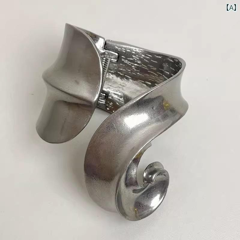 ・カテゴリ: 手飾り・主な素材: 金属・カラー展開: シルバー、ゴールド・スタイル: ナチュラル、甜美・流行要素: 水流、ナチュラル・重量: 166g