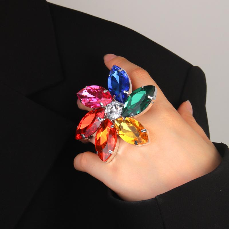 ・カテゴリ: リング・主な素材: ラインストーン・: 花・仕上げ: メッキ・対象: 女性用・カラー展開: シルバー、ゴールド・スタイル: 欧米・スタイル分類: ファッション通勤・モチーフ: 花