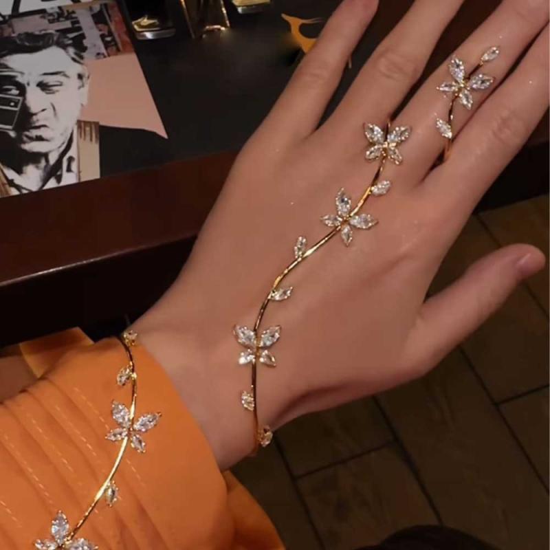 ・カテゴリ: 手飾り・素材: ジルコニア・加工: メッキ・カラー展開: ゴールド、シルバー・モチーフ: 花びら・スタイル: 高級ファッション通勤・重量: 20g