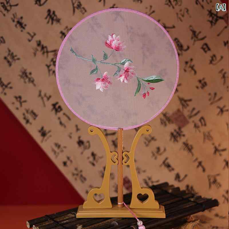 ・カテゴリ: 団扇・主な素材: ・サイズ: 20・技法: 刺繍・骨材: 木・スタイル: 中国風・カラー展開: 粉杏花、紫玉蘭、飛羽、緑杏花、幽蘭、紫荷花韻、紅荷花韻、黄寒梅枝頭、粉寒梅枝頭、飛上枝頭、藍竹葉