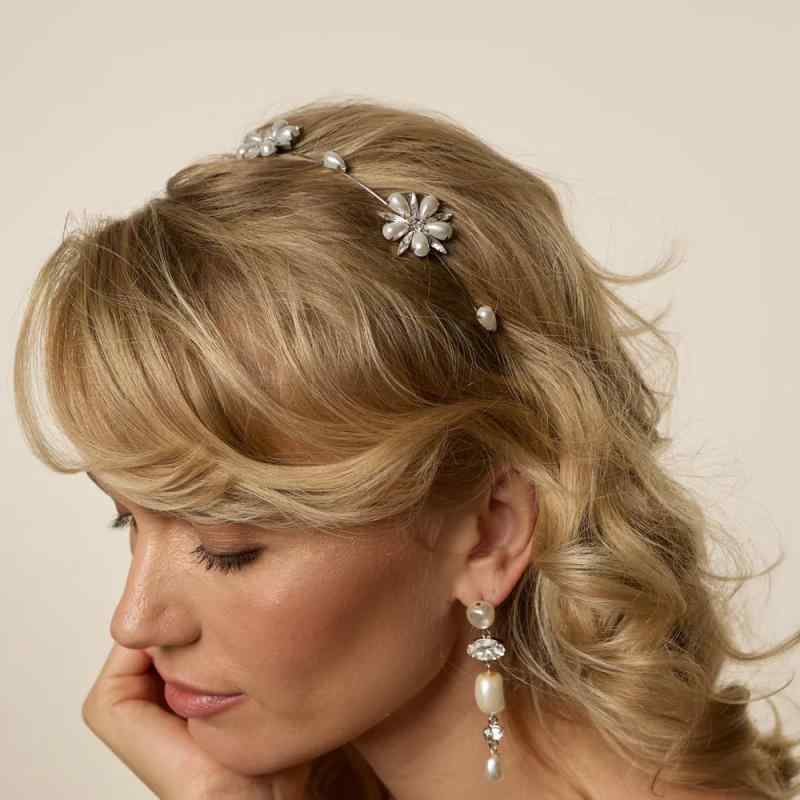 ・カテゴリ: ヘアアクセサリー・スタイル: シンプル、通勤・主な素材: パール・流行要素: 花・カラー展開: ゴールド、シルバー・対象: 女性