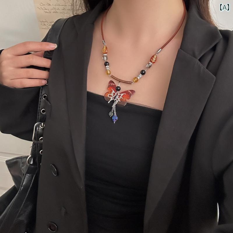 ・カテゴリ: ネックレス・スタイル: 甘辛ミックス・主な素材: レザー、人造水晶・ペンダント素材: 人造水晶・加工方法: 電鍍・形状: 幾何学・チェーンスタイル: 鎖骨チェーン・周囲長: 41cm～50cm・モチーフ: 蝶・重さ: 約14g...
