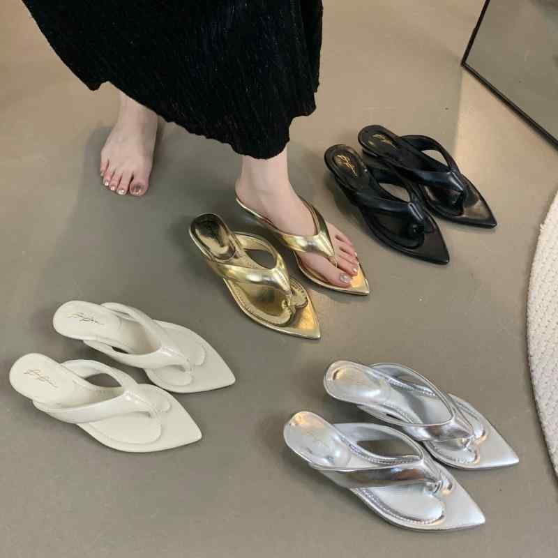 ・カラー展開: シルバー、ゴールド、ベージュ、ブラック・サイズ展開: 35、36、37、38、39、40・カテゴリ: トングサンダル・アッパー素材: PU・スタイル: カジュアル・つま先形状: トング・ソール素材: ゴム・裏地素材: PU