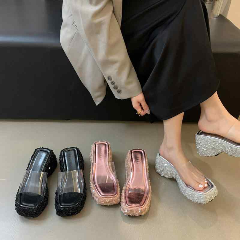 ・カテゴリ: T字サンダル・スタイル: 欧米風・カラー展開: ブラック、ピンク、シルバー・サイズ展開: 35, 36, 37, 38, 39・アッパー素材: シーシーロン・ソール素材: ゴム・つま先形状: トング
