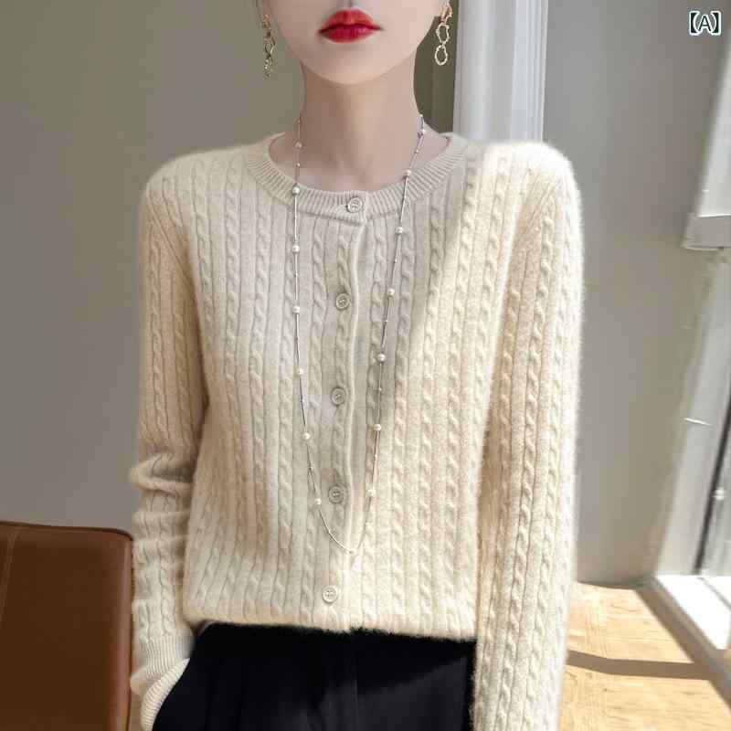 ・カテゴリ: ニット・スタイル: カーディガン・主な素材: ウール95%以上・厚み: 中厚・シルエット: スタンダード・袖タイプ: ストレート・ネックライン: クルーネック・袖丈: 長袖・要素: ケーブル編み・着丈: ミドル・加工: ノーア...