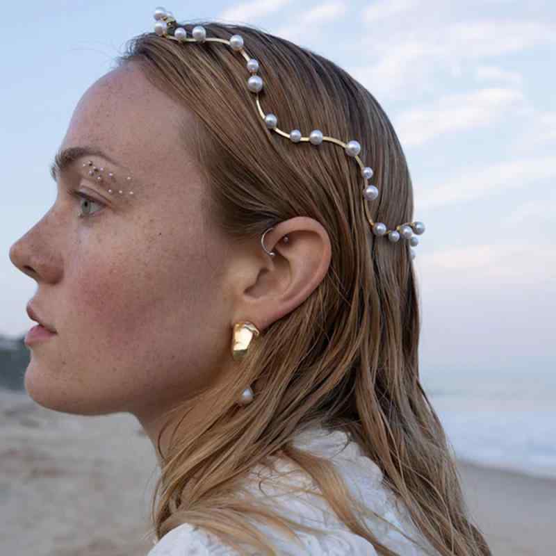 ・カテゴリ: ヘッドアクセサリー・素材: 人工パール・加工: メッキ・カラー展開: ゴールド、シルバー・対象: 女性用・スタイル: ニッチ・スタイル分類: 個性・流行要素: リング・流行要素分類: ジオメトリック