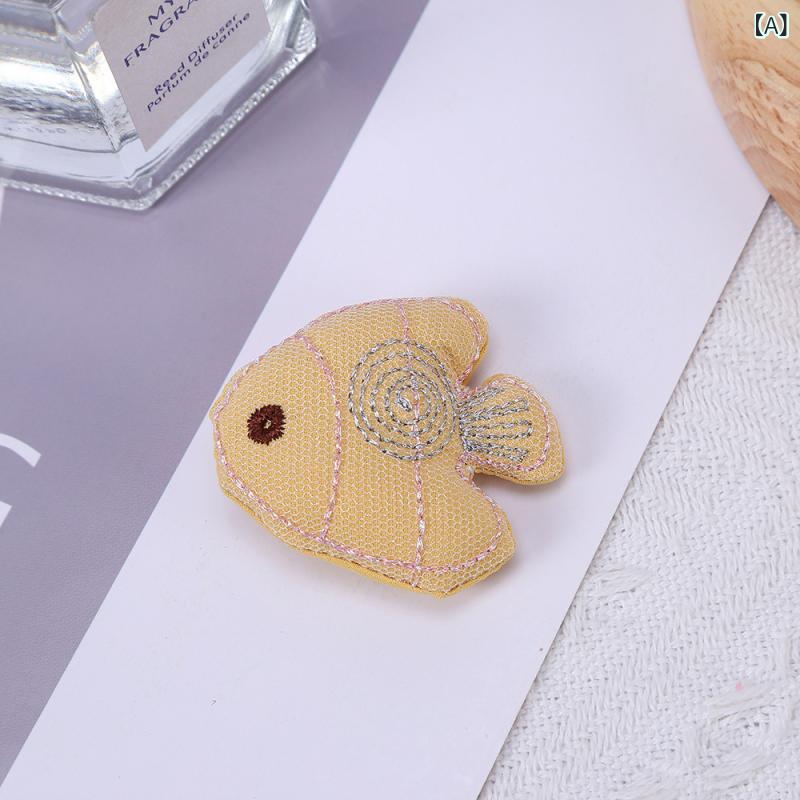 ・カテゴリ: アクセサリー・主な素材: 綿布・加工技術: コンピュータ刺繍、業綿詰め・カラー展開: イエローフィッシュ、オレンジキャンディ、イエローストロベリー、ブルーキャンディ、ピンクキャンディ、ピンクスター、イエローキャンディ、ブルーフ...