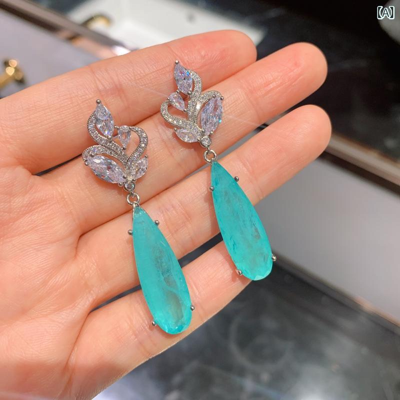 ・主な素材: 銅、金メッキ・石の種類と形状: パライバ (梨形 10mm×30mm)、エメラルド (梨形 10mm×30mm)