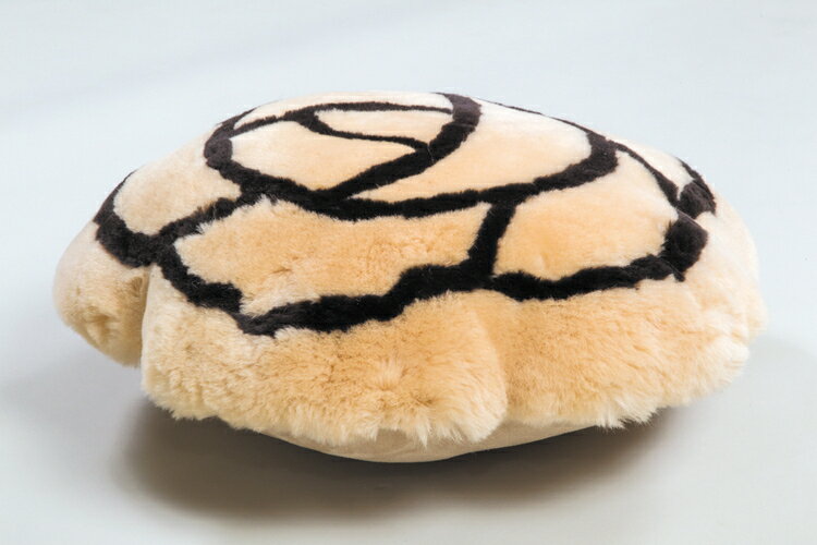 毛足の長さが良質のムートン素材使用 サイズ 45×45cm 材質 表面・・・ムートン（羊毛皮）100％　 裏面・・・ポリエステル100％ 毛足長さ　約15mm　　　　　　　　　 中材・・・ウレタン90％、ポリエステル綿10％　 原産国 中国...