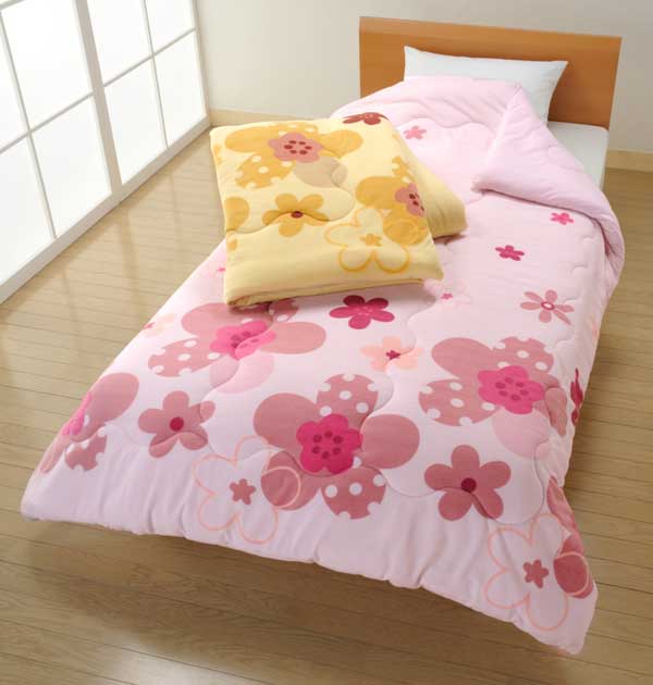 　　 選べる2色、暖かい布団！　 サイズ 150×210cm 材質 表:ポリ100%(Mフリース)プリント・裏:ポリ100%(Mフリース)無地 詰物:ポリ100%・1.0kg、4ヶ所ループ 生産国 中国製 この商品はメーカーより直送のため、...