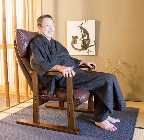 　 スーパーソフトレザー製のリクライニング高座椅子です。 背もたれ13段階のレバーリクライニング、頭部5段階のリクライニングが可能。 脚部の付け替えで5段階の高さ調整が可能です。 安心の日本製。 サイズ・容量 商品サイズ：幅68.5×奥行き...