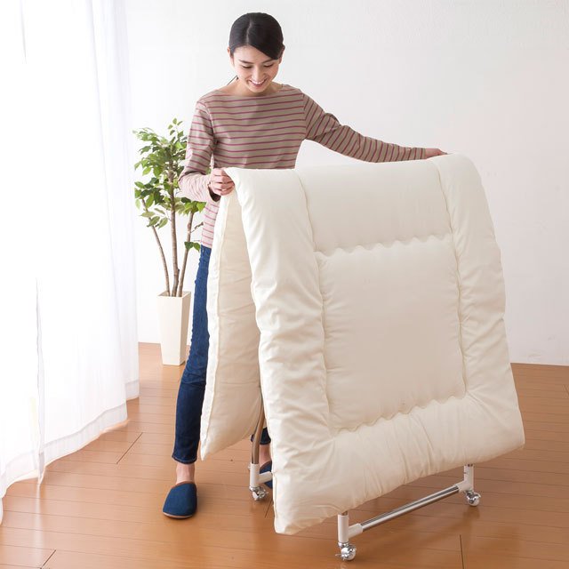 　 雨や雪で外に干せない時もお部屋でサッと開いて洗濯物や布団を干せます。 ●高さを調節できるワンタッチストッパーで簡単に干せます。 ●花粉対策の部屋干しにもオススメ。 ●掛けるものに合わせて伸縮自在。 ●敷布団も干せます。 ●折りたためば約...