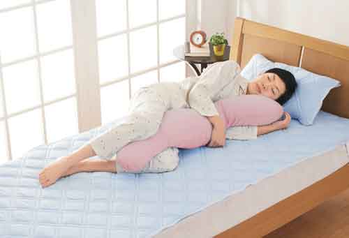 　 いつでも清潔に使える洗えるリラックス抱き枕。 ●抱き枕を使うと横向き寝の姿勢がラクになり、いびきの解消や認知症の予防になるといわれています。 ●洗濯機で洗える肌触りの良い枕カバー付き。 ●綿100％(側生地) ●丸洗いOK！ ※カバーの...
