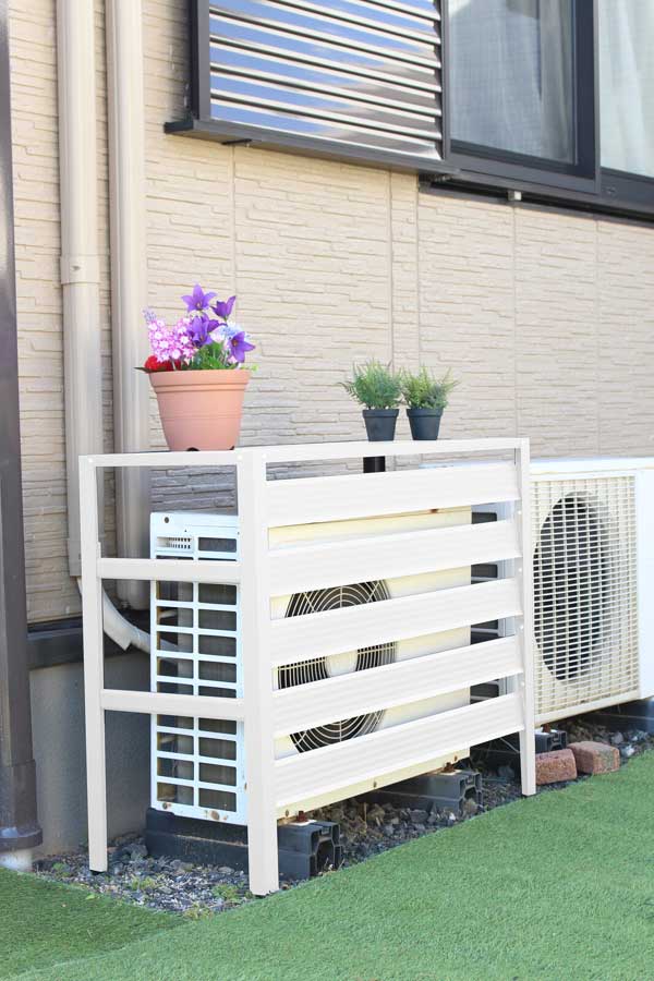 　 生活感満載な室外機をお洒落に隠す事が出来る室外機カバー&nbsp; 隠すだけでなく、室外機への直射日光を防ぐ事で、節電にも繋がります。&nbsp;アルミ製だから、サビにも強く 耐久性に優れているため、プランターなども安心して置くことが出...