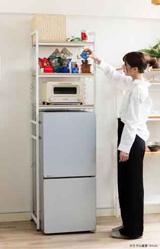 　 ・幅が55〜75cm(5cm間隔）の5段階に調整できる伸縮式の冷蔵庫ラックです。 ・棚板の高さを調整して、冷蔵庫上のデッドスペースを有効に活用して頂けます。 ＊組み立て式　組み立て時間　約40分 サイズ・容量 本体：(W)55〜75×(...