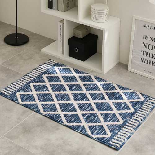 　 糸を毛羽立たせ柔らかな質感に仕上げたシェニール糸を使い、ジャガード織で繊細な模様を美しく表現し高級感のある一枚です。&nbsp; 北欧、モロッコ、ベニワレンなど人気の柄を掛け合わせた、どんなテイストにも馴染みやすいデザインです。 毛足が...