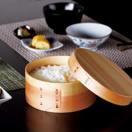 　 炊きたてのご飯をふんわりと、約一合分しっかり収められる木のおひつ。 内側は無塗装で、木が水分を調整しご飯をおいしく保ちます。 外側はウレタン塗装付でお手入れ簡単。&nbsp; 和食のおもてなしにぴったりの一品です。 ☆ワッパおひつは、軽...