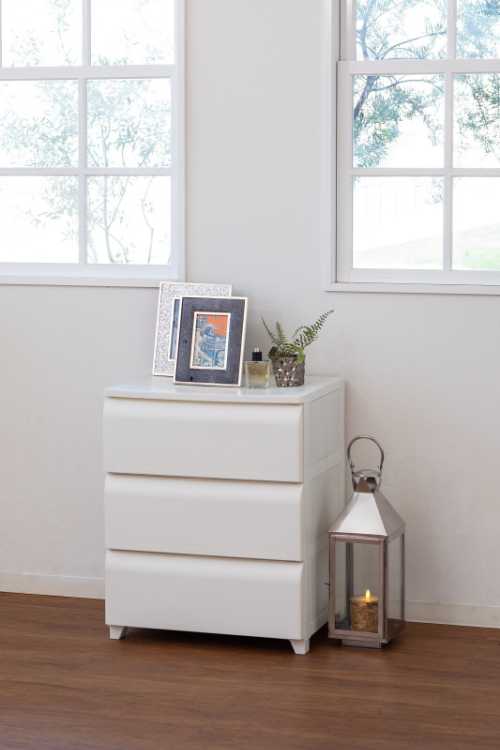 　 ホコリが入りにくい3段ワイド収納チェストノーデュス色は人気のアイボリー・ブラウン・レッド。 1、側面・背面にパネル付なので、気になるホコリブッックで清潔収納。 2、引出し1段あたり収納の目安として、Yシャツ約10枚・バスタオル約6枚収納...