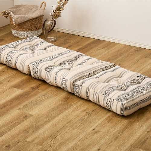 　 ナチュラルな雰囲気で使いやすい、おしゃれな3つ折りごろ寝クッション。 インド綿100％使用で表面はさらっとしたタッチと素朴な仕上がりが魅力です。 他の原産地の綿と比べ、ふんわりとした柔らかさのあるインド綿は、 吸湿発乾性が良く年間を通し...