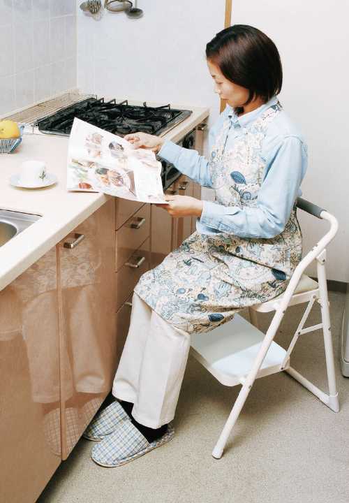 　 一台二役の便利なステップチェア。 ●キッチン用椅子や踏み台として、一台あると重宝します。 ●安定してしっかりと自立します。 ●クッション付きなので、座っても背中が痛くなりにくい。 ●ステップ部分は優しいソフトクッション。 ●折りたたんで...