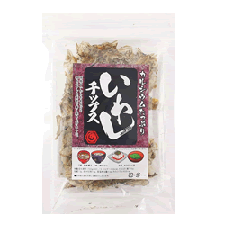 国産まいわしをまるごと独自のプレス製法で薄く焼き上げた、カルシウムたっぷりのいわしチップスです 歯ざわりはサクッとしていながら、お口の中でしっとりとした、新しい食感がお楽しみ頂けます。軽く砕いて、サラダや冷奴、お味噌汁などのトッピングにもお...