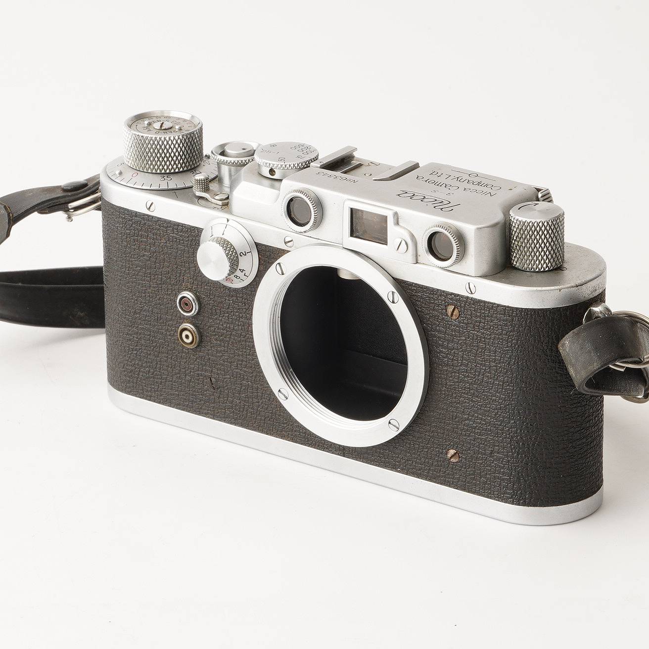 【外観】 外観は写真にて確認してください。 【動作】 各機能動作します。 シャッタースピード全速正常に動作します。 二重像は正常に動作、重なります。 フィルム巻上げ問題ありません。 【光学】 ファインダー内クモリがあります。 【付属品】 写...