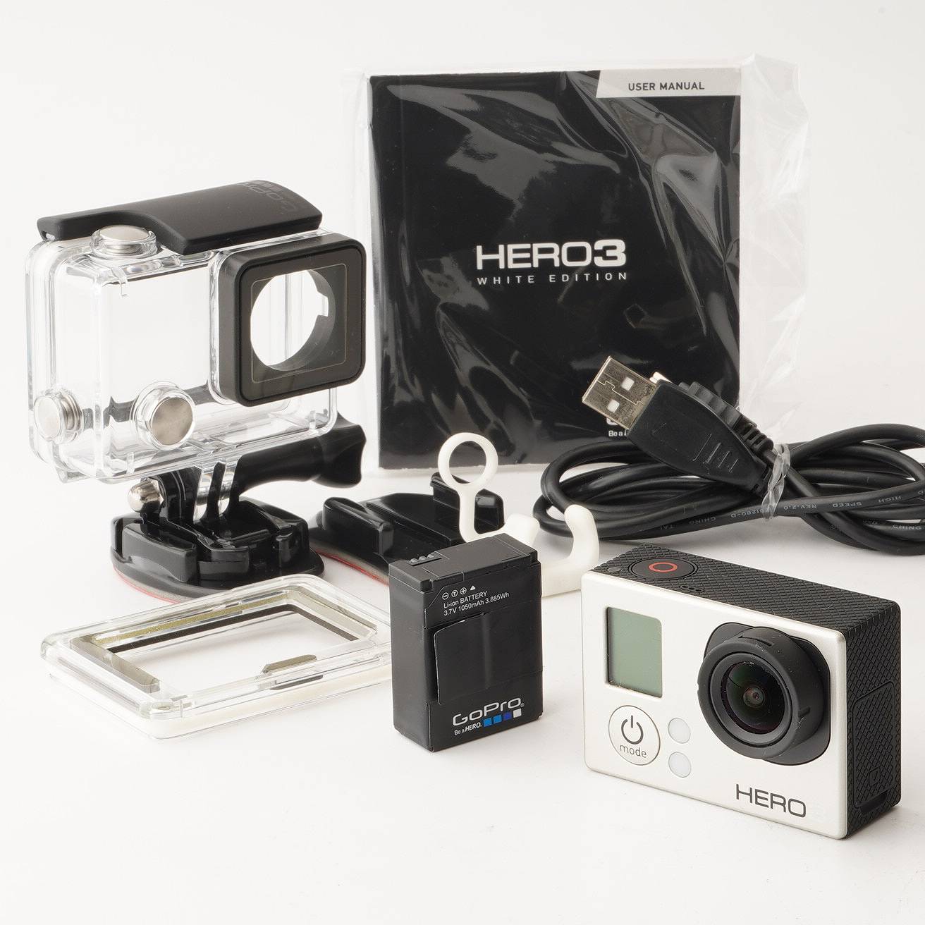 【外観】 外観は写真にて確認してください。 液晶は綺麗です。 【動作】 各機能動作します。 電源入ります。 動画の撮影および再生できること確認しました。 オートフォーカスは正常に動作します。 【光学】 撮影に影響する不具合がありません。 レ...