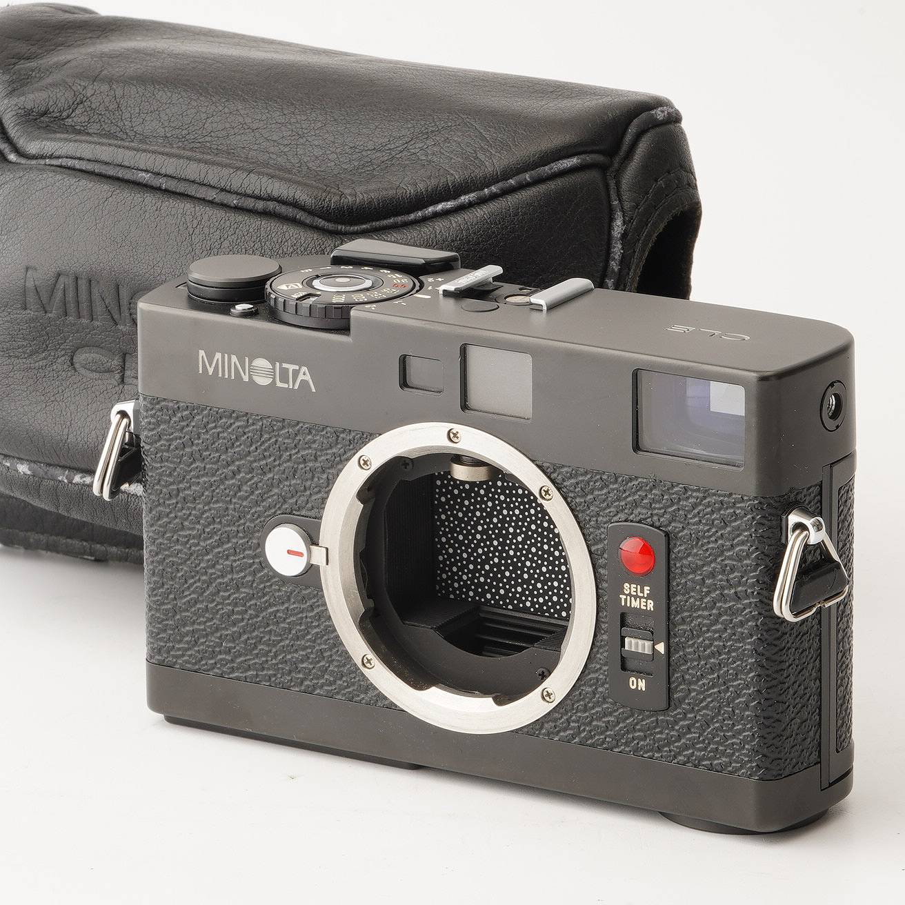 【外観】 外観は写真にて確認してください。 【動作】 各機能動作します。 シャッタースピード全速正常に動作します。 二重像は正常に動作、重なります。 フィルム巻上げ問題ありません。 露出計の動作確認しました。 セルフタイマーの動作確認しまし...