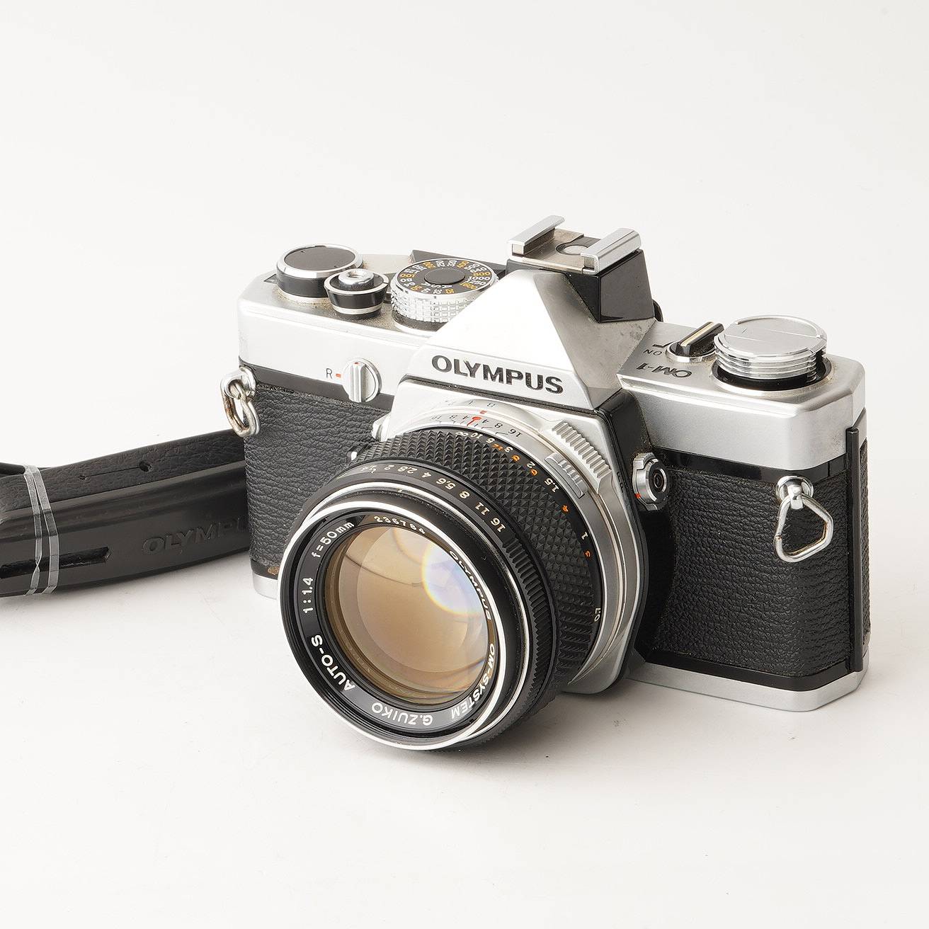 【外観】 外観は写真にて確認してください。 モルト交換済です。 【動作】 各機能動作します。 シャッタースピード全速正常に動作します。 フィルム巻上げ問題ありません。 露出計の動作確認しました。 セルフタイマーの動作確認しました。 フォーカ...
