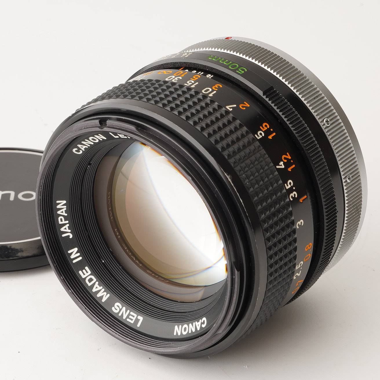 【外観】 外観は写真にて確認してください。 【動作】 各機能動作します。 フォーカスは正常に動作します。 絞り羽根は綺麗で正常に動作します。 【光学】 撮影に影響する不具合がありません。 レンズにカビ、クモリ、キズはありません。 【付属品】...