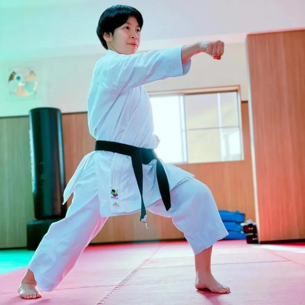 ※身長より5センチほど大きめがお勧めです。 ※写真は通常のWKFロゴですが実際にはグリーンラベルのWKFロゴになります。 上着の右胸と背中にアディダス刺繍ロゴがあります。 ズボンには刺繍ロゴありません。 全空連（JKF）公式大会で使用できま...