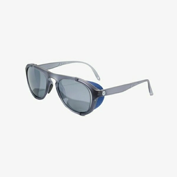 仕様／規格●素材：「レンズ」Polycarbonate lens（Helio）「フレーム」Recycled Polycarbonate「テンプル」Recycled Polycarbonate●機能：可視光線透過率：11％／紫外線透過率：0％...
