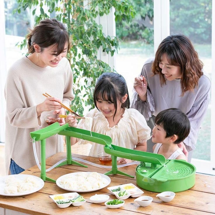 全長約1m。元祖流しそうめんのような見た目の卓上流しそうめん器。 ■みんなで楽しく流しそうめん 元祖流しそうめんのように上から流れるタイプの卓上流しそうめん。 全長約1m。インパクトのある超ビッグサイズ。 いつものそうめんを楽しく食べられま...