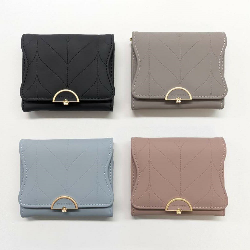 【商品仕様】 ◆【カラー】：くすみピンク、くすみブルー、チャコールグレー、ブラック ◆【素材】：PUレザー ◆大容量でマットな質感が可愛い三つ折り財布。 ◆ゴールドの金具が高級感たっぷり♪ ◆カード、小銭、お札が入ります。 ※撮影上の問題・...