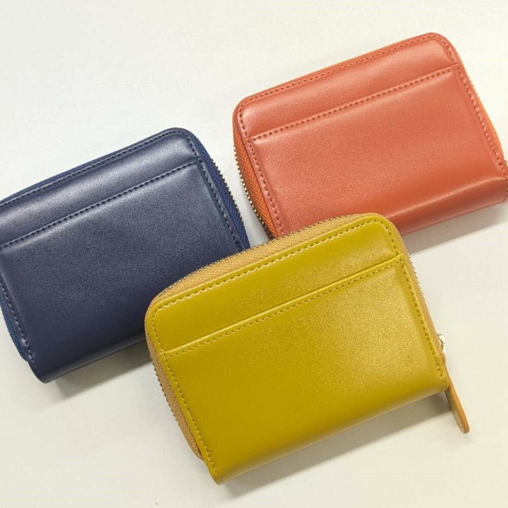 【商品仕様】 ◆【カラー】：イエロー　ネイビー　オレンジ ◆【素材】：PUレザー ◆大容量の11ポケット。 ◆小銭やお札も折りたたみして入ります♪ ◆外側にもポケット付き。 ※撮影上の問題・お使いのモニター・画面の明るさなどの影響により、色...