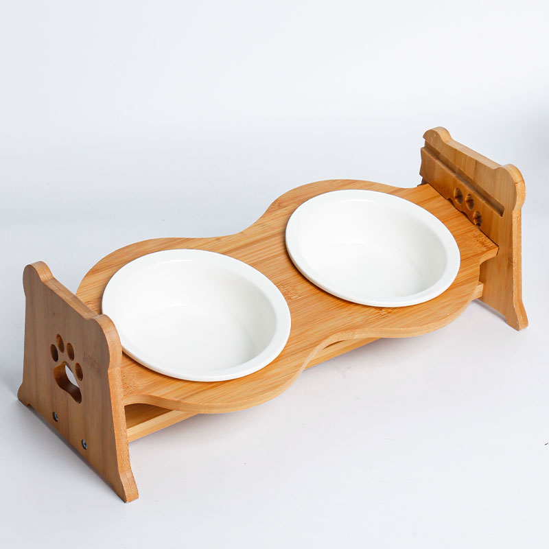 高さ調節が可能なバンブー素材のダブルタイプの食器台＆陶器製食器のセットです。食事がしやすいよう、食器台に15℃の傾斜を付け、手前側を低く設計しました。食器台は2段階の高さ調整が可能！差し込むだけで簡単に調整することができます。バンブー素材の...